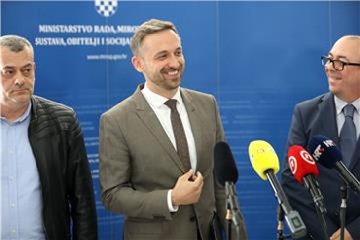 Vlada i sindikati potpisali ugovore o povećanju plaća, božićnica ... Vlada i sindikati potpisali ugovore o povećanju plaća, božićnica ...